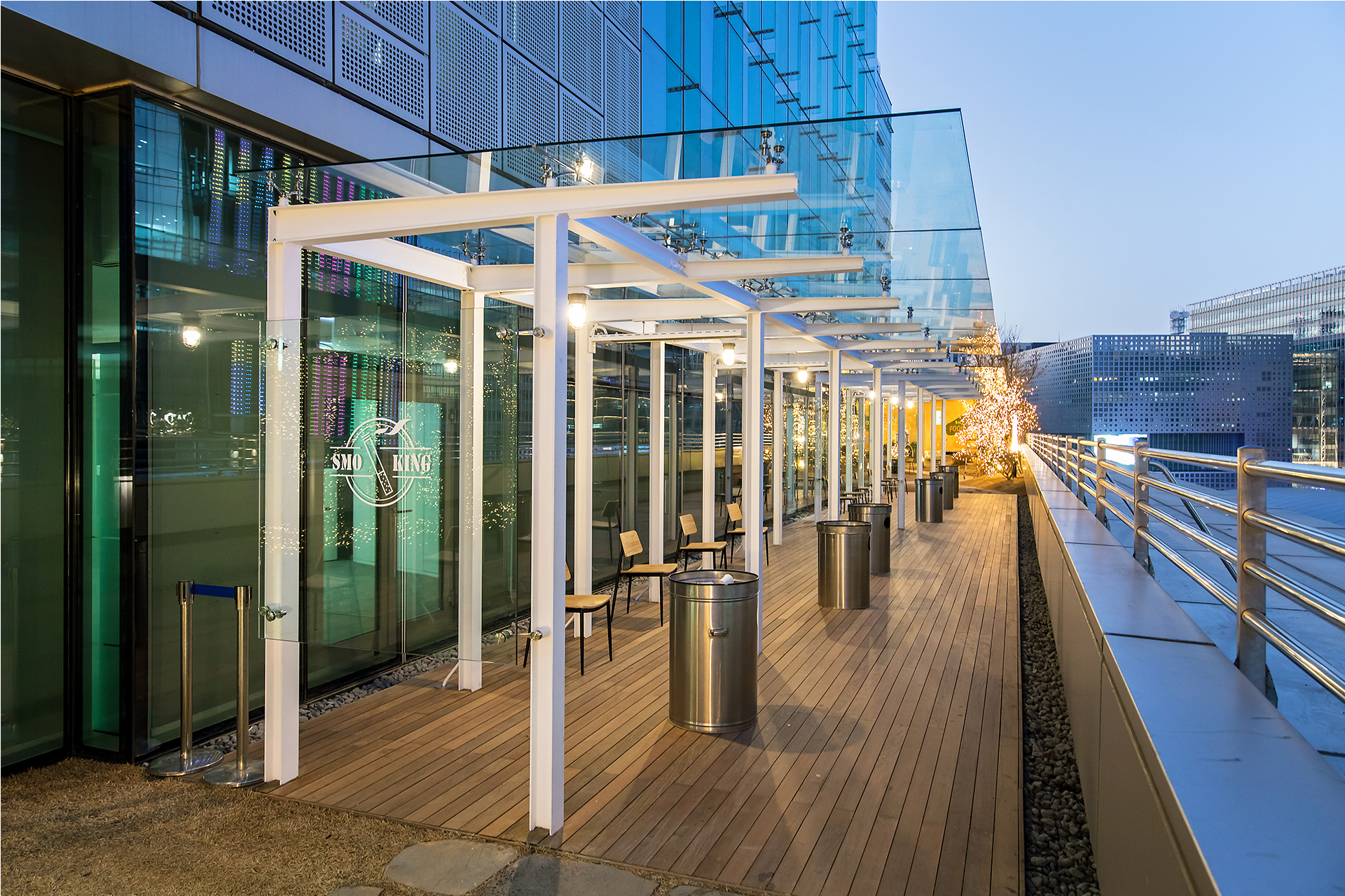 CJ E&M 6층 야외공간 – be : CHE